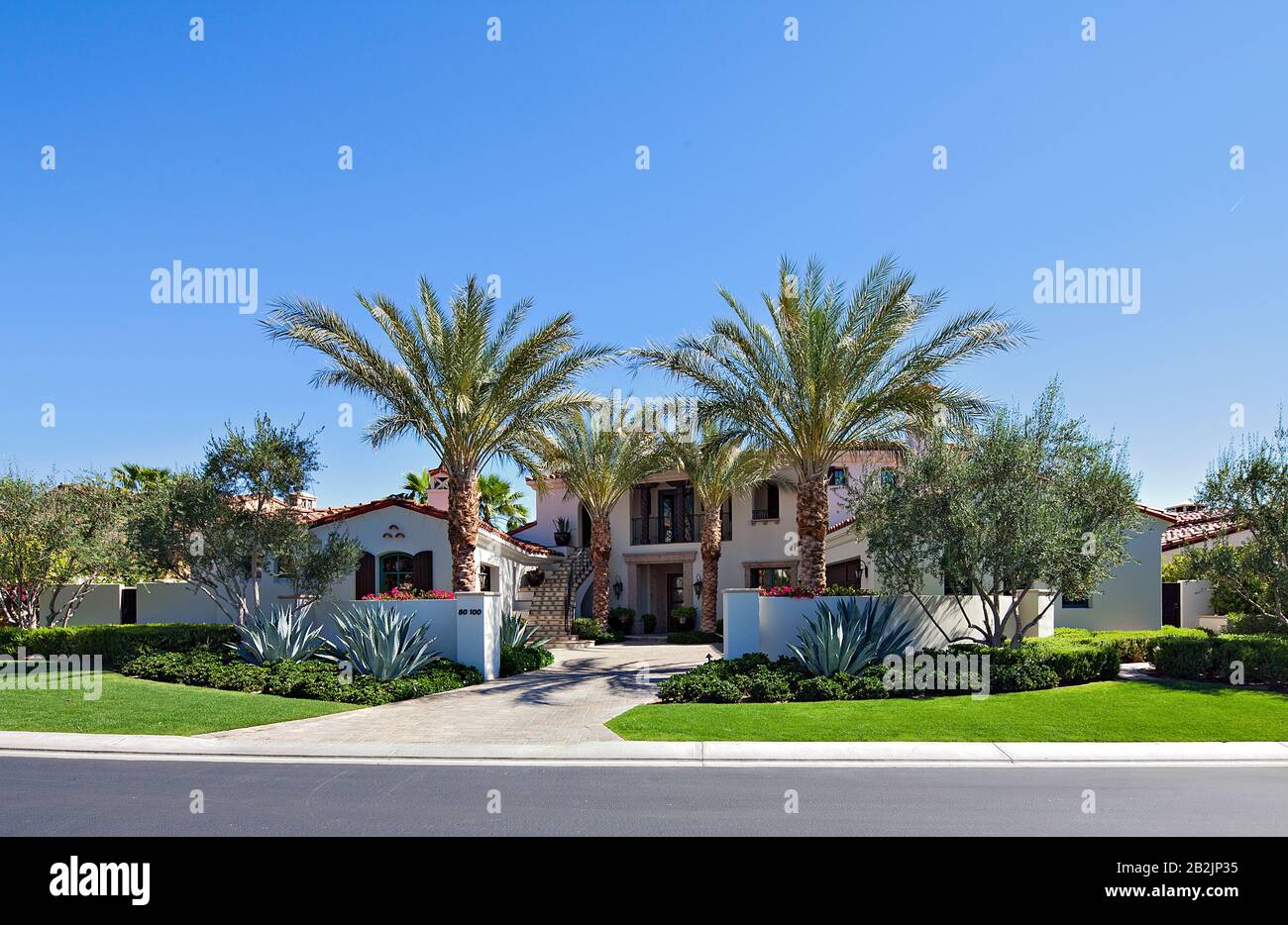 Front view of luxurious villa Stock Photo - Alamy