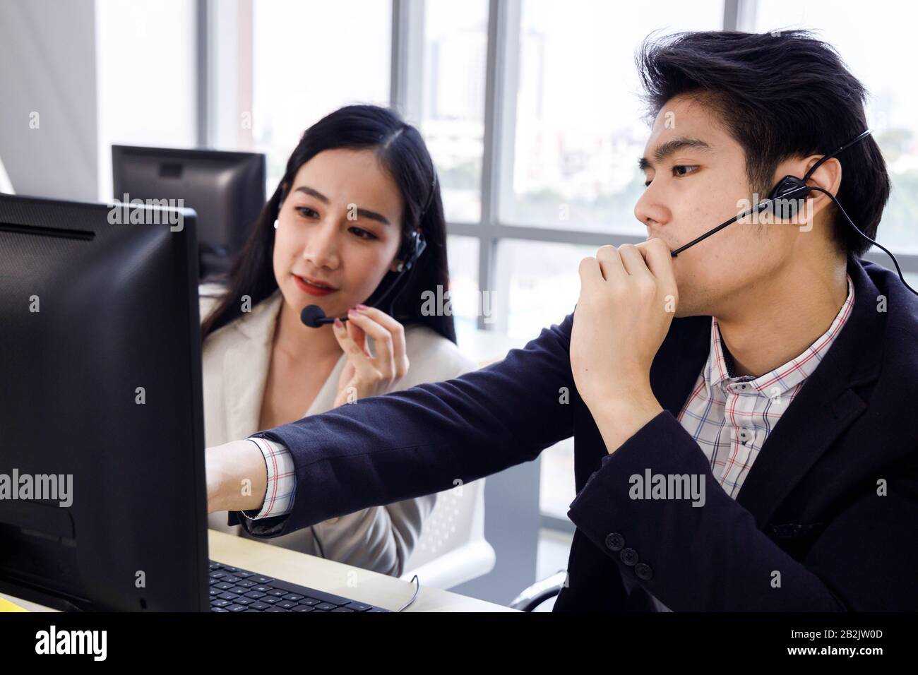 Cooperative teamwork hi-res stock photography and images - Alamy