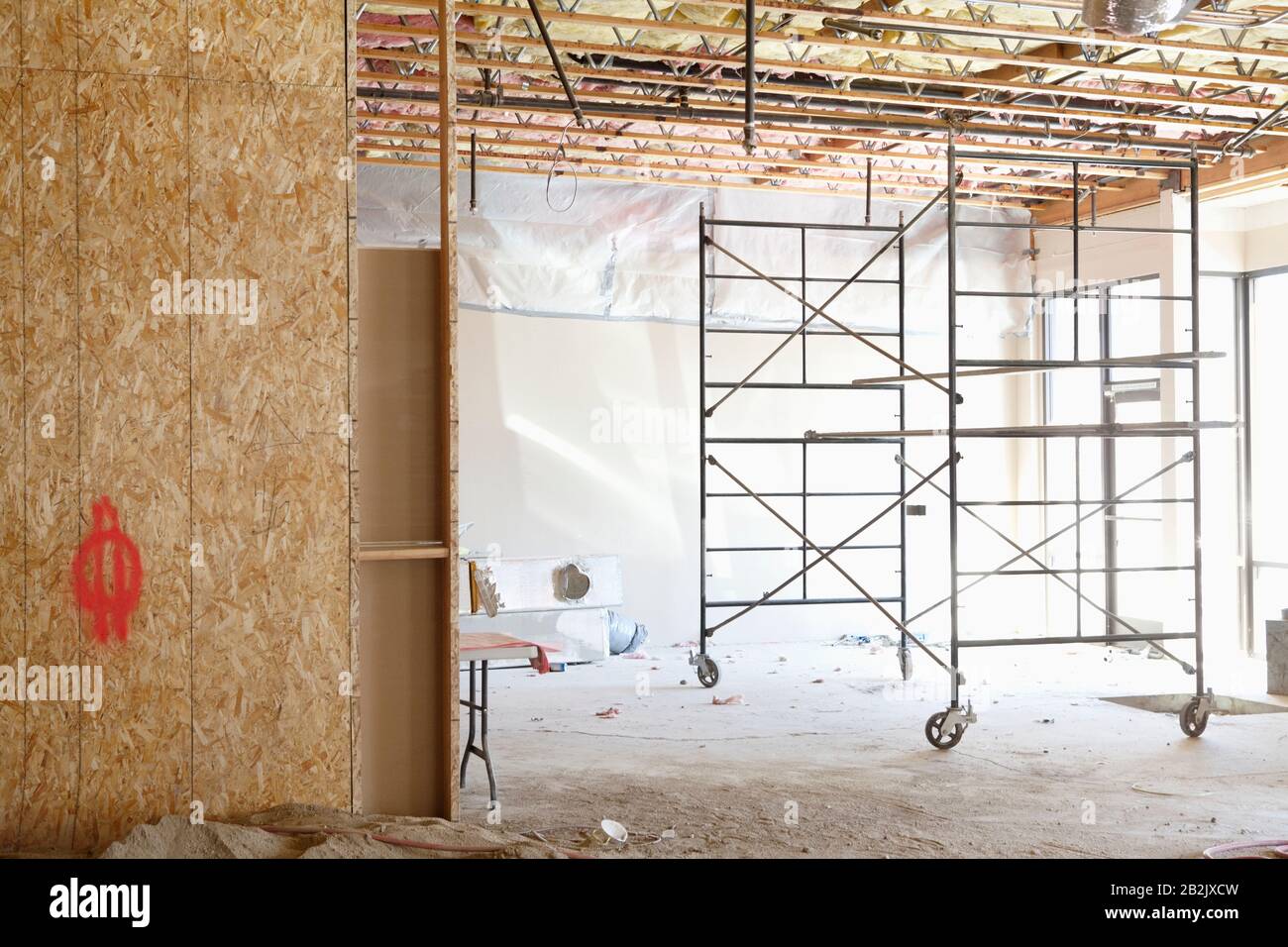 Scaffolding in a empty room at construction site Stock Photo - Alamy