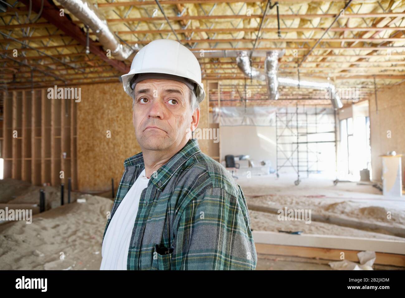 Contractor wearing hardhat looking away Stock Photo - Alamy
