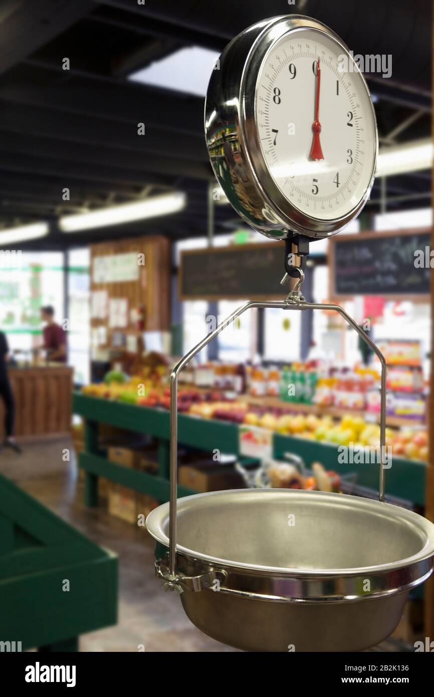 Produce scale in supermarket with people in background Stock Photo - Alamy