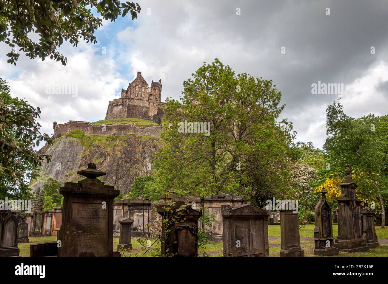 Ancient graveyard tombs with Edinburgh Castle in the background Stock ...
