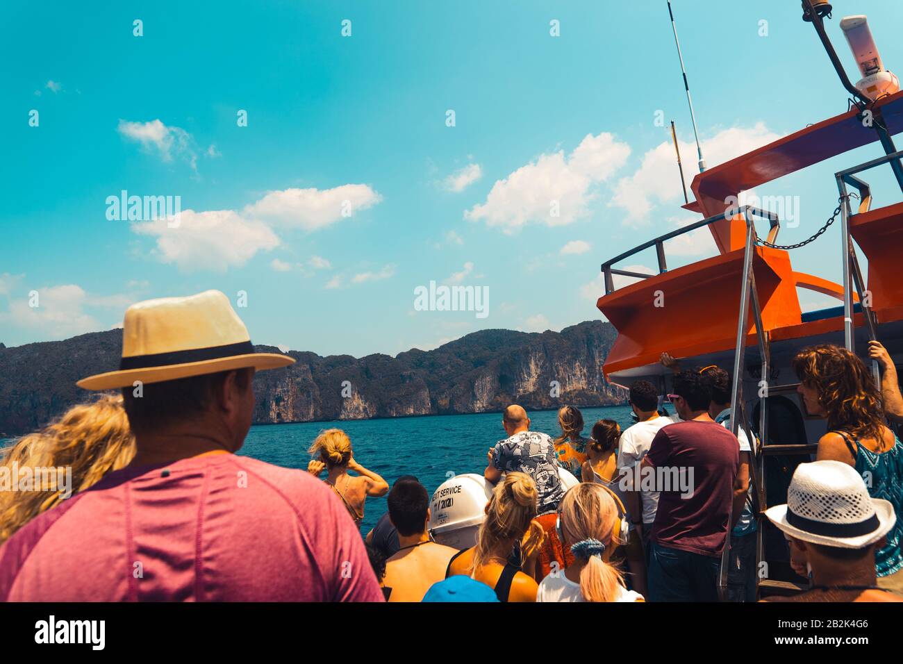On the boat travel to the islands, clear skies and sea.The tourism ...
