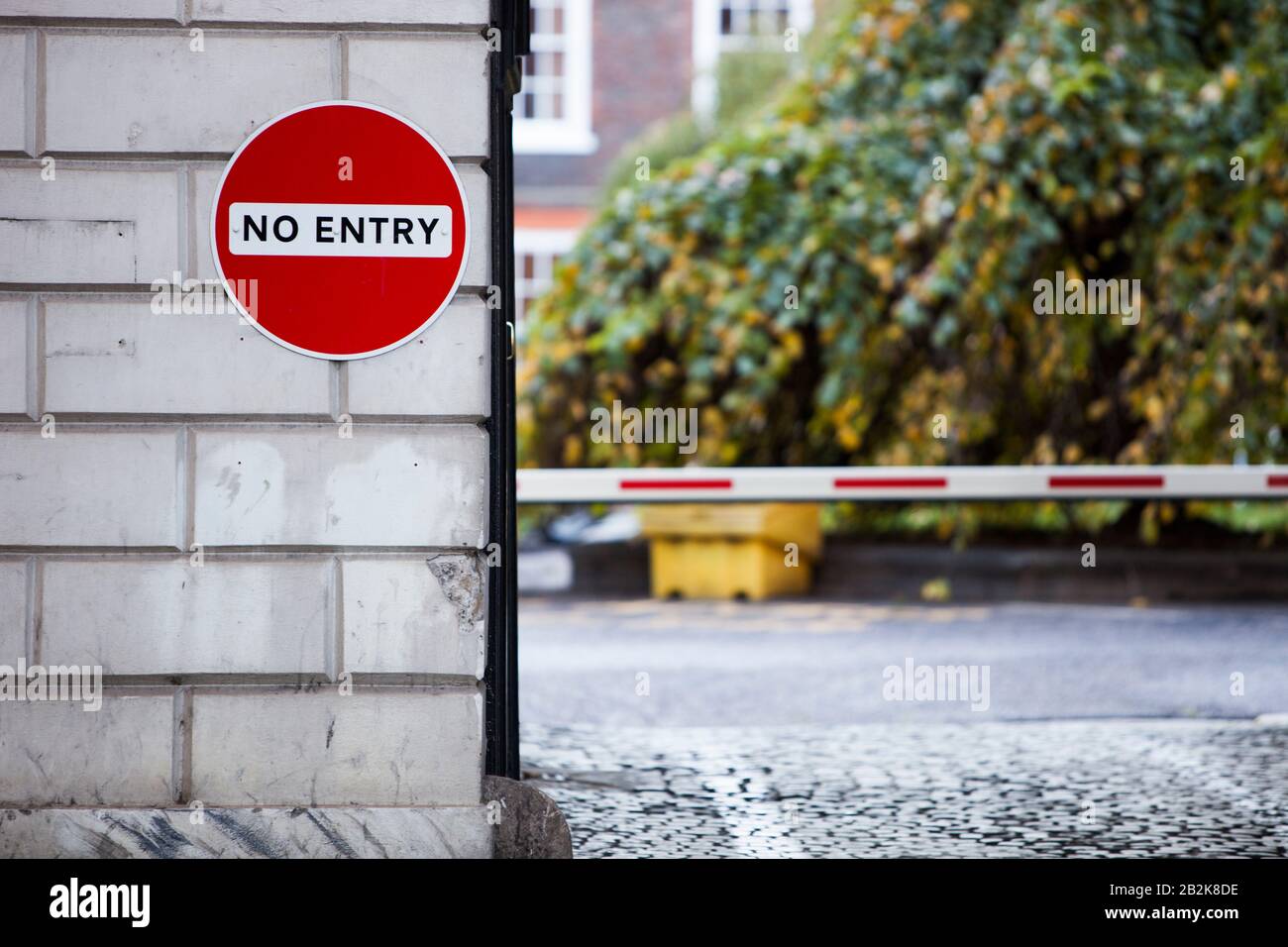 No Entry sign on wall by street Stock Photo - Alamy
