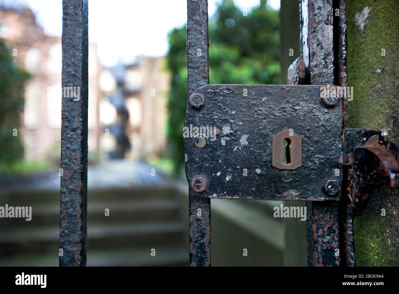 Old gate and lock Stock Photo - Alamy