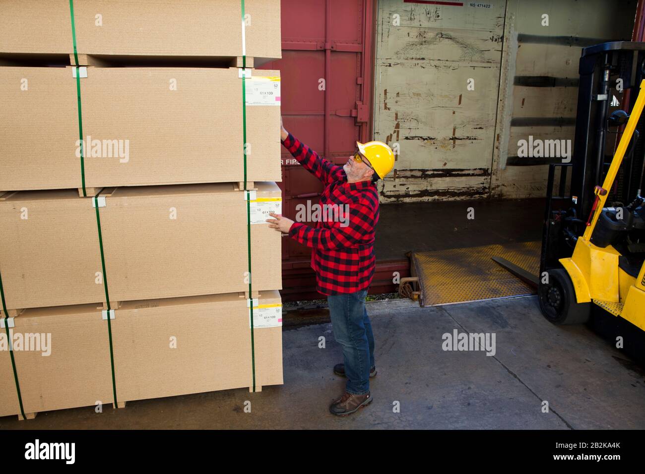 Worker inspecting wood pallet hi-res stock photography and images - Alamy