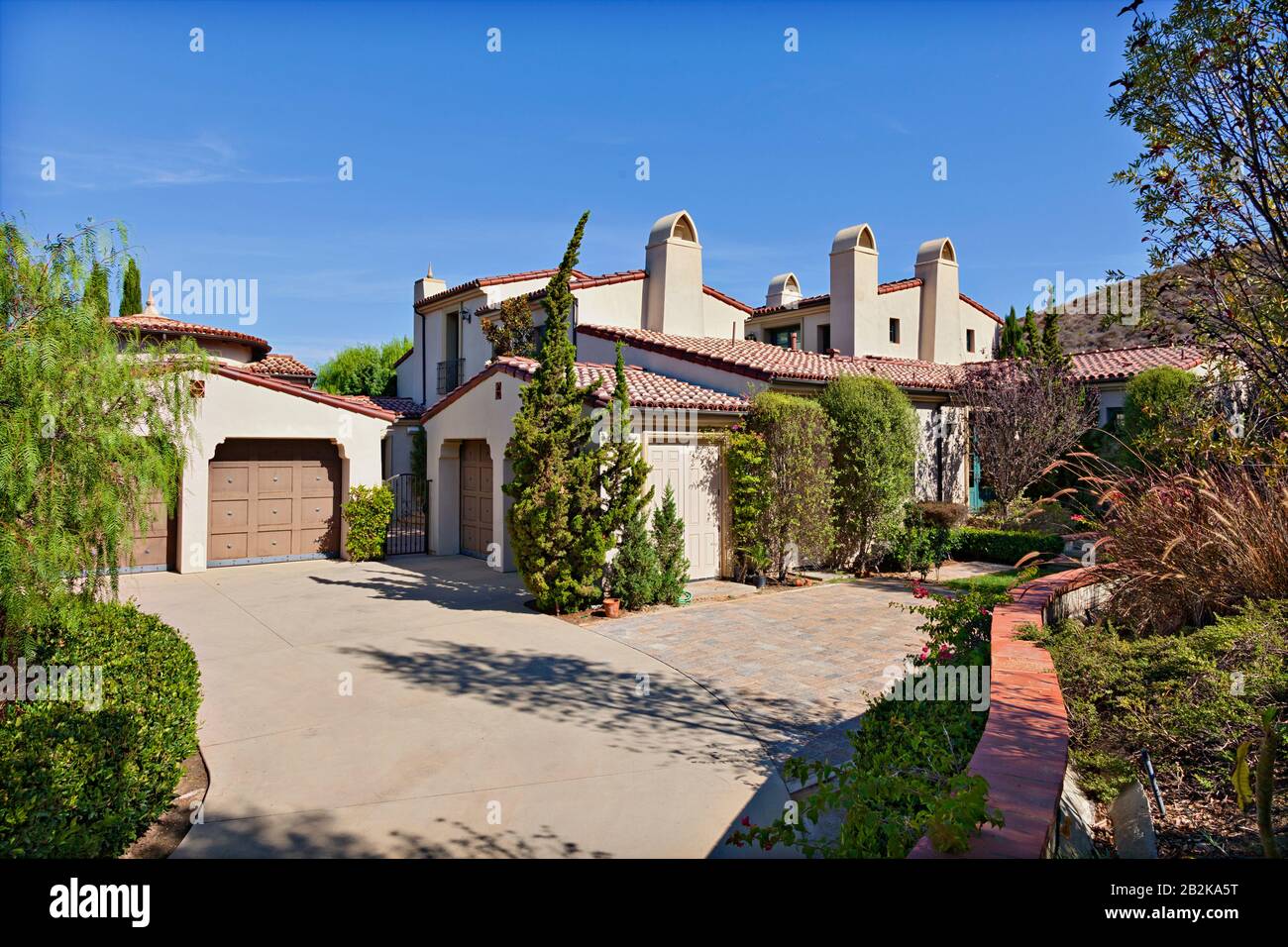 View up driveway to luxury villa Stock Photo - Alamy