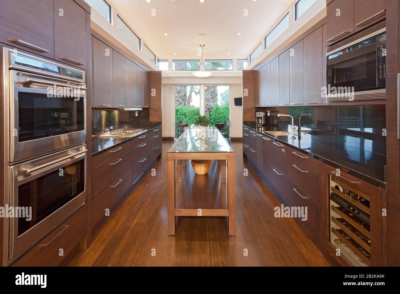 Kitchen island garden view hi-res stock photography and images - Alamy