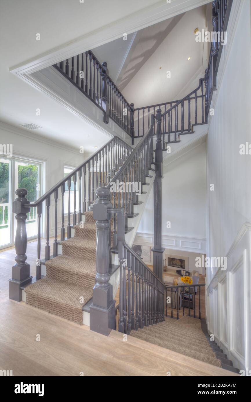 Staircase landing traditional house hi-res stock photography and images ...