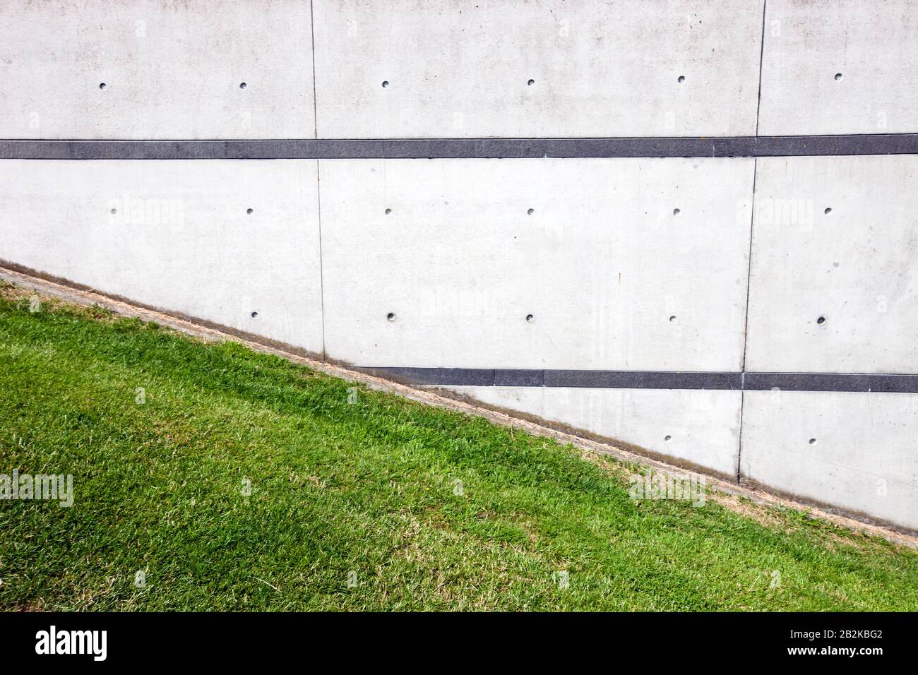 Green grass slope hi-res stock photography and images - Alamy