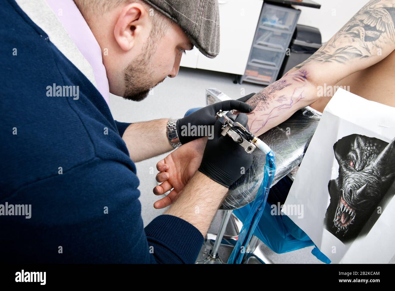 Young artist man tattooing hi-res stock photography and images - Alamy