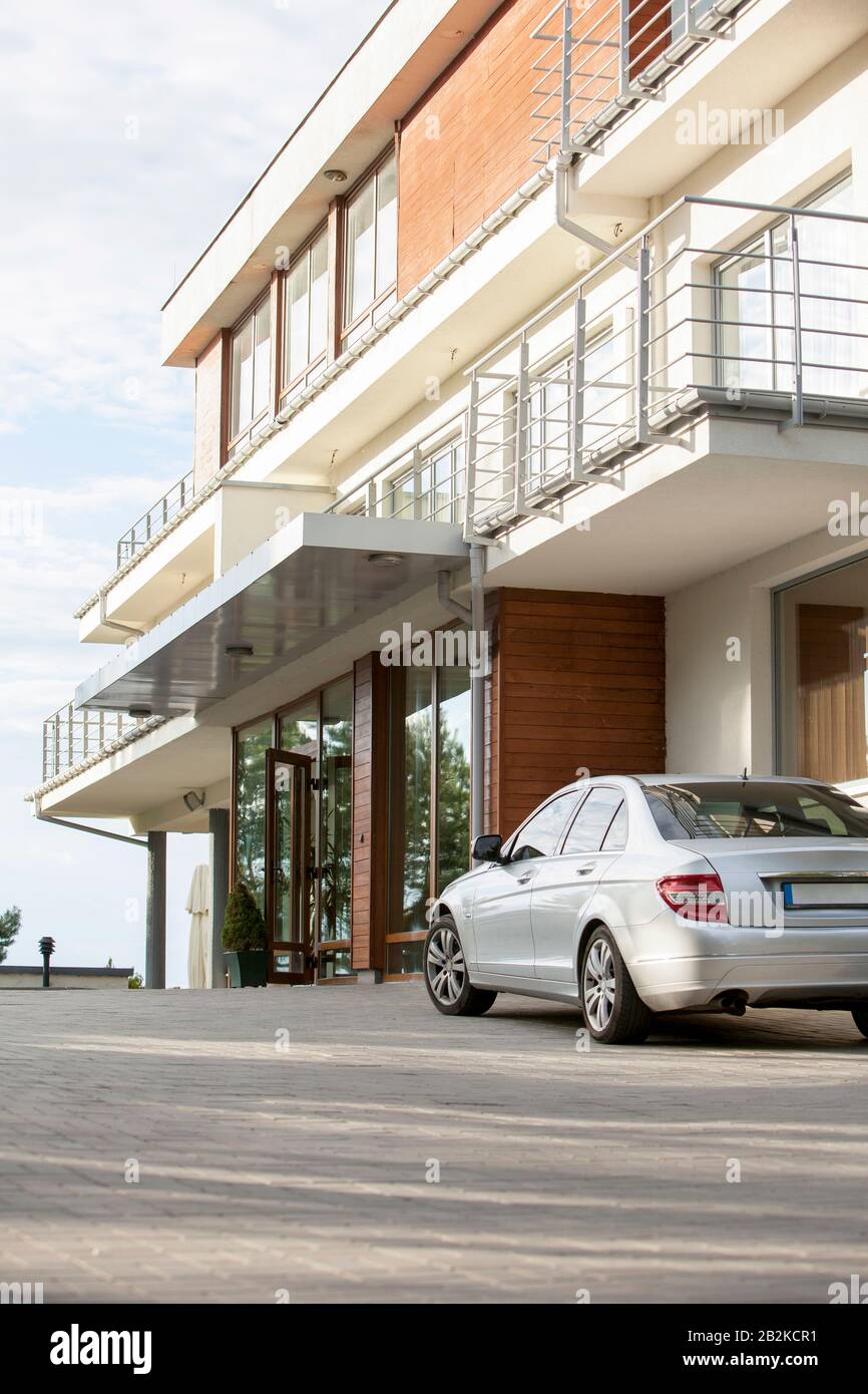Car parked outside hotel Stock Photo - Alamy