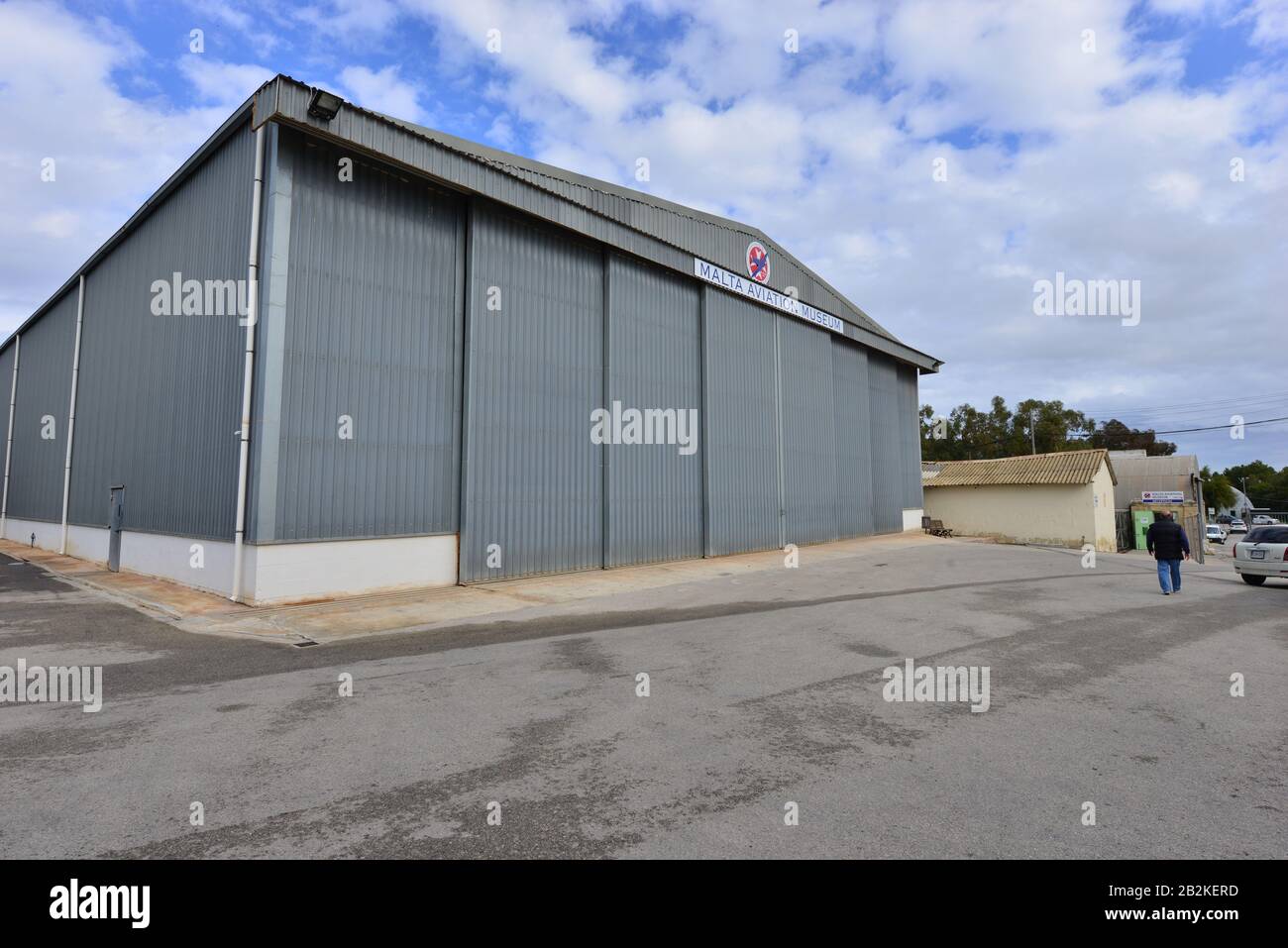 Aircraft hangars hi-res stock photography and images - Alamy