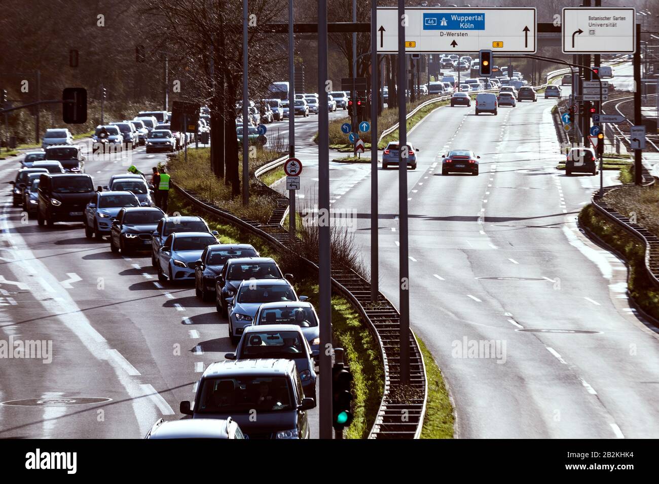 Counter-cyclical traffic: traffic jam in the direction of the city and ...