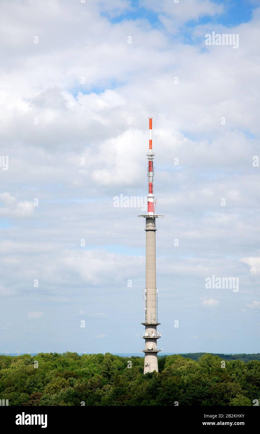 Cellular tower in rural countryside hi-res stock photography and images ...