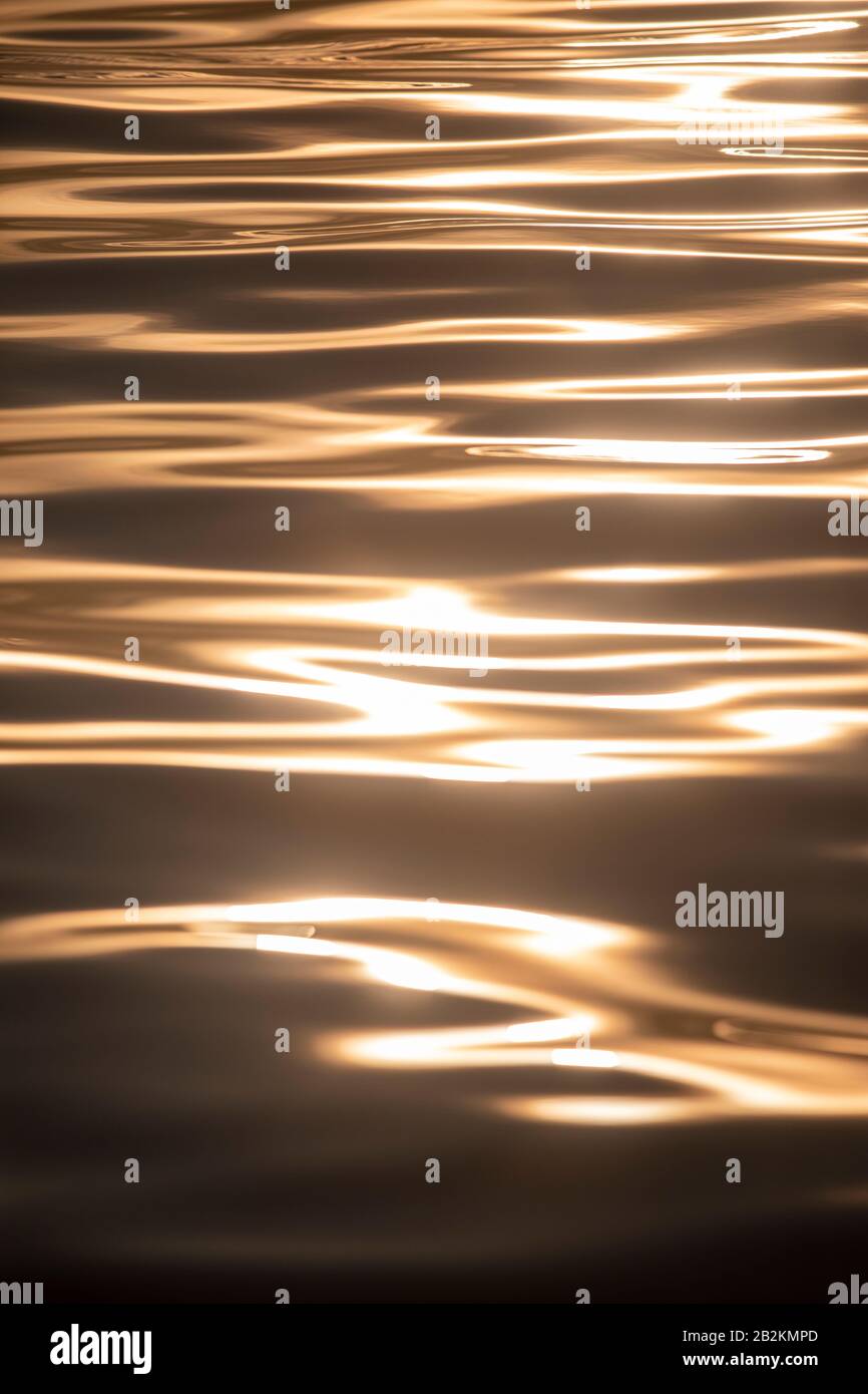 Reflection of the sun in waves Stock Photo - Alamy