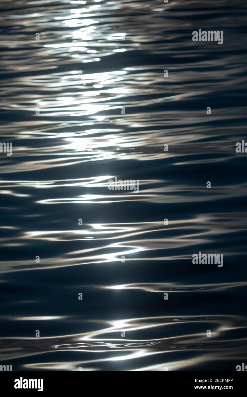 Reflection of the sun in waves Stock Photo - Alamy