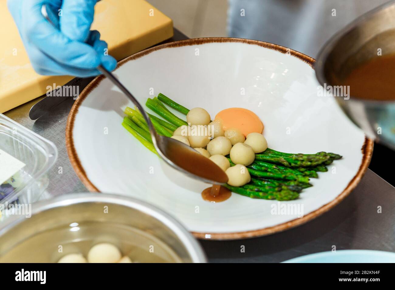 Male students in a kitchen hi-res stock photography and images - Alamy
