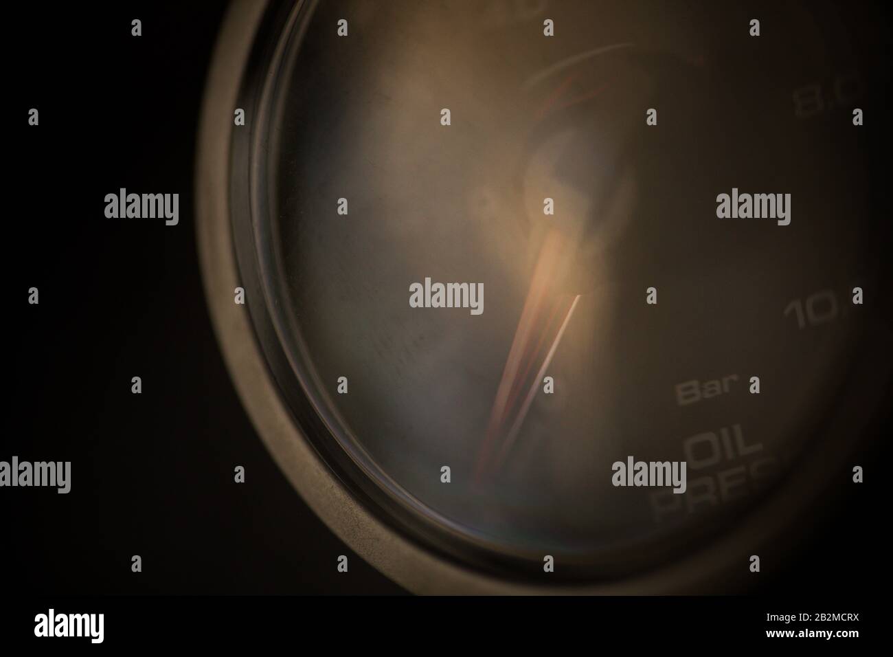 Close up shot of a car's oil pressure gauge Stock Photo - Alamy