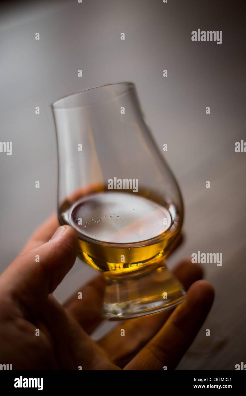 Hand holding whisky glass hi-res stock photography and images - Alamy