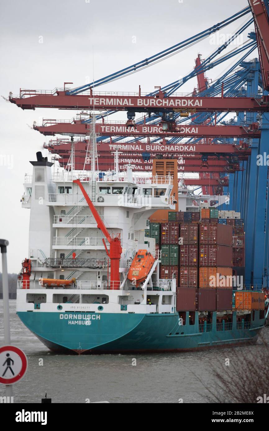 Hamburg, Deutschland. 17th Feb, 2020. The feeder ship Dornbusch docks at the container terminal ...
