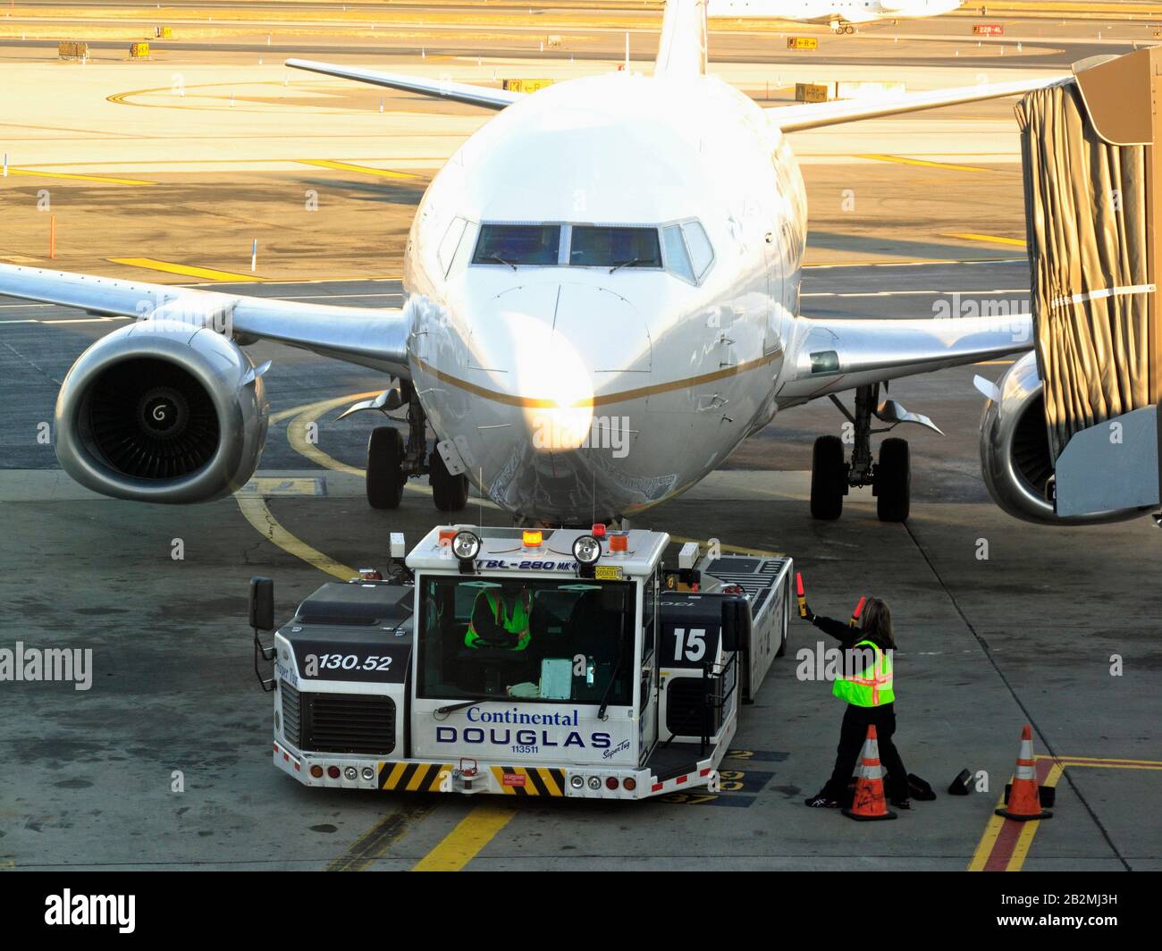 Passenger jet docking at terminal Stock Photo - Alamy
