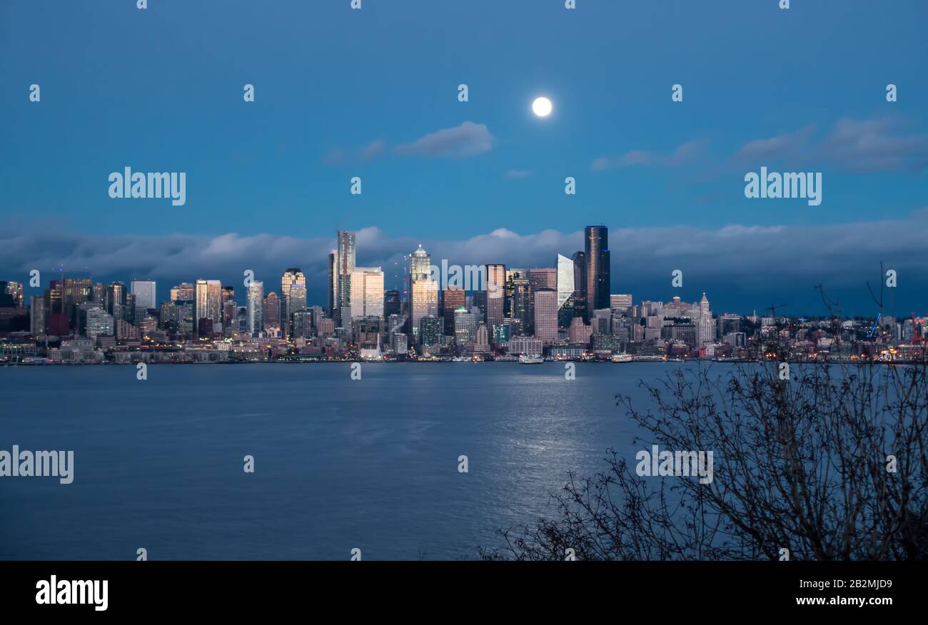 Seattle skyline moon city urban hi-res stock photography and images - Alamy