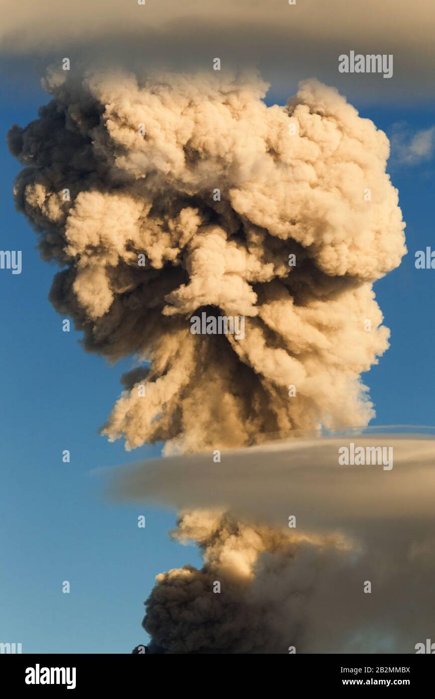 Mushroom cloud explosion hi-res stock photography and images - Alamy