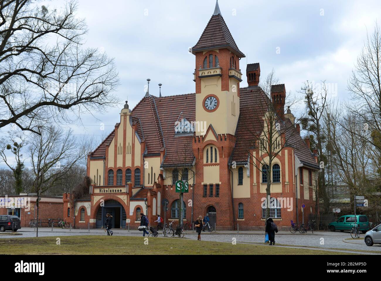 S-Bahnhof, Nikolassee, Zehlendorf, Berlin, Deutschland Stock Photo - Alamy