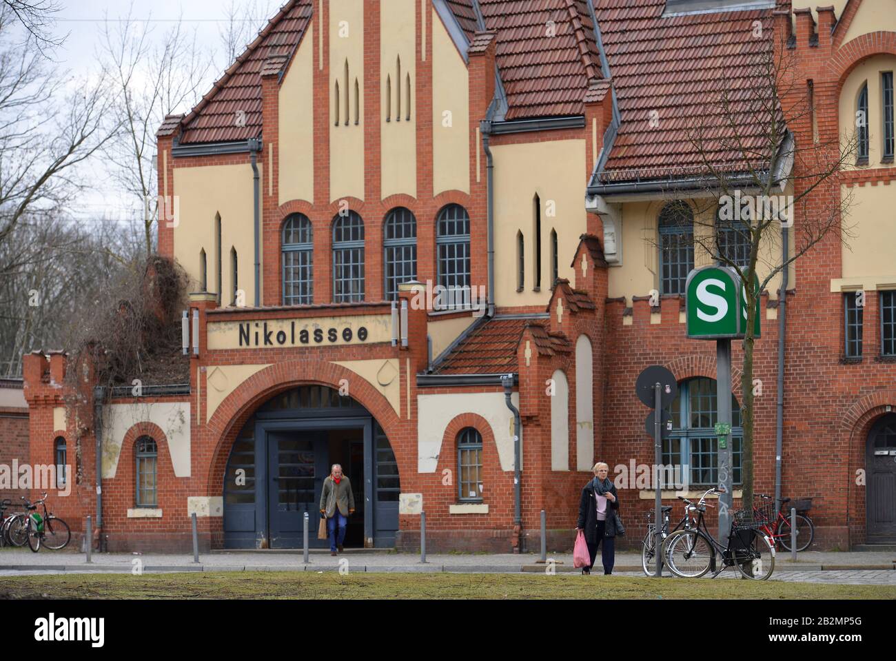 S bahnhof nikolassee hi-res stock photography and images - Alamy