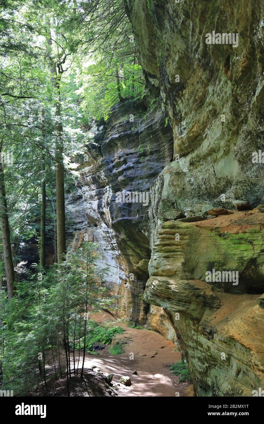 Hiking trail along the scenic cliff Stock Photo - Alamy