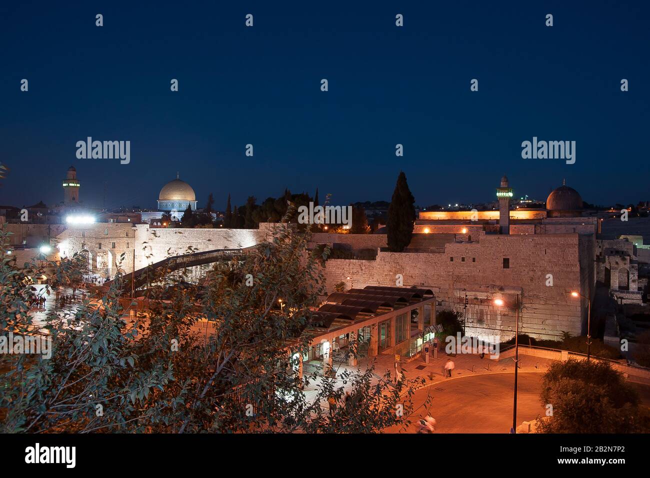 Wailing wall and mosques in jerusalem old city Stock Photo - Alamy