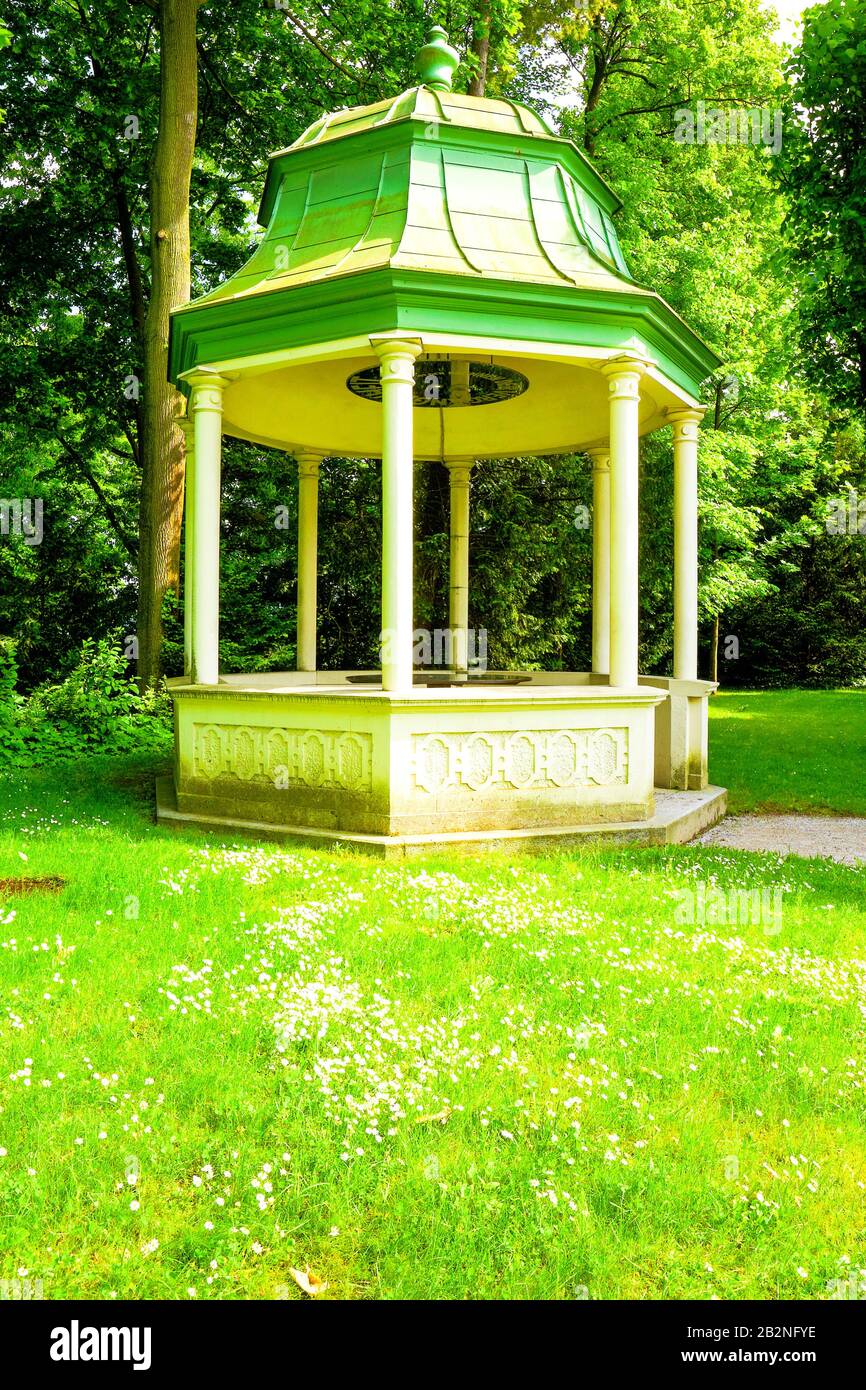 Concrete kiosk hi-res stock photography and images - Alamy