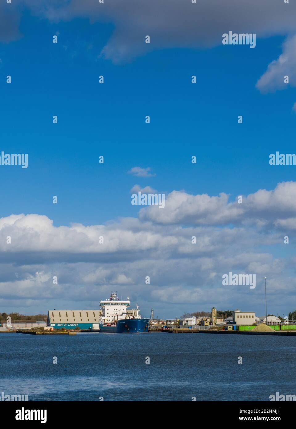 Tanker docks hi-res stock photography and images - Alamy