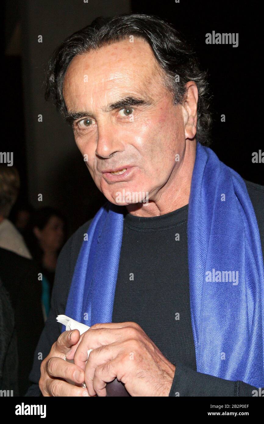 Dan hedaya hi-res stock photography and images - Alamy