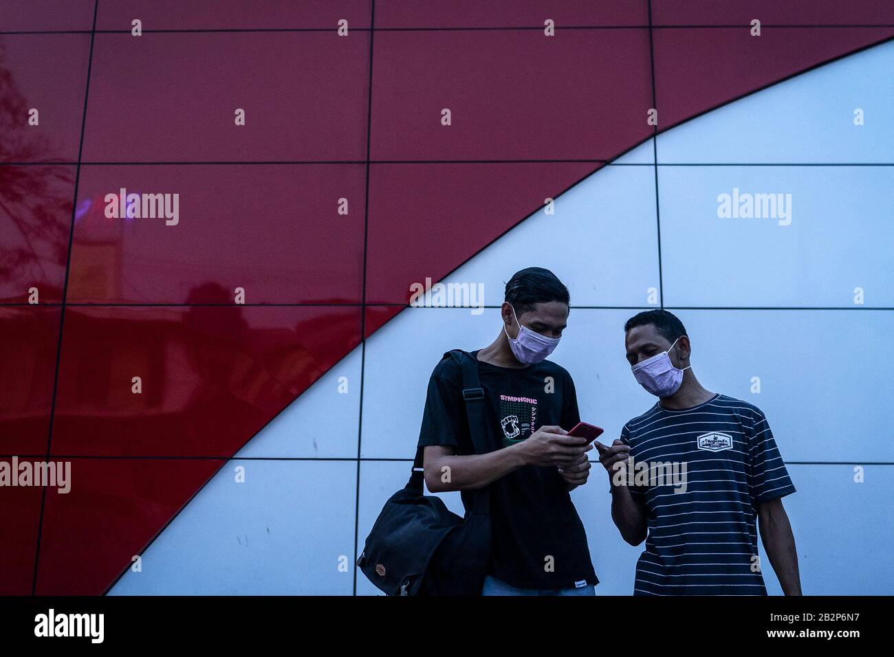 Two foreign people talking hi-res stock photography and images - Alamy