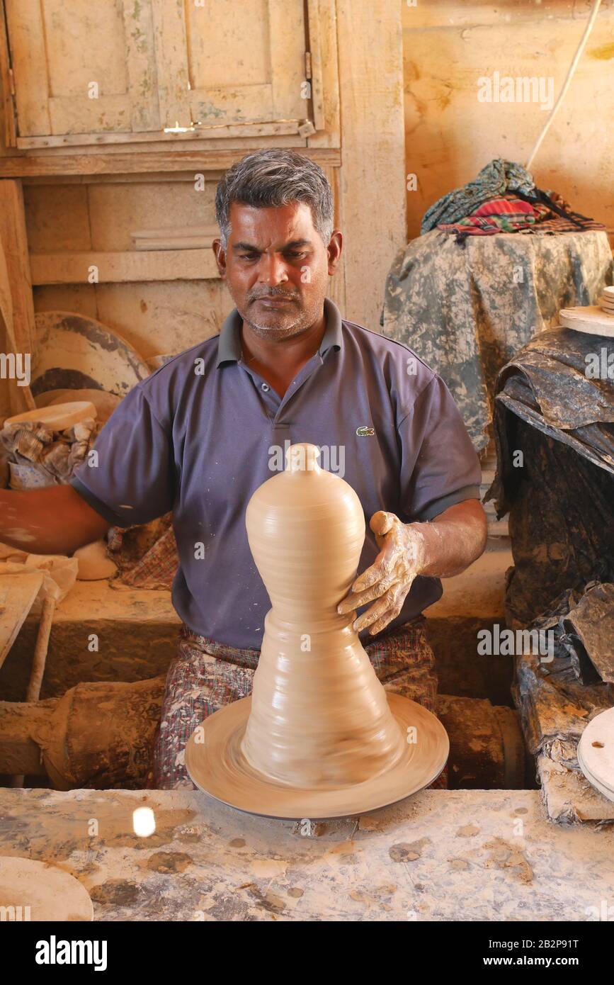 Potter at work, Aali Pottery, Aali, Kingdom of Bahrain Stock Photo - Alamy