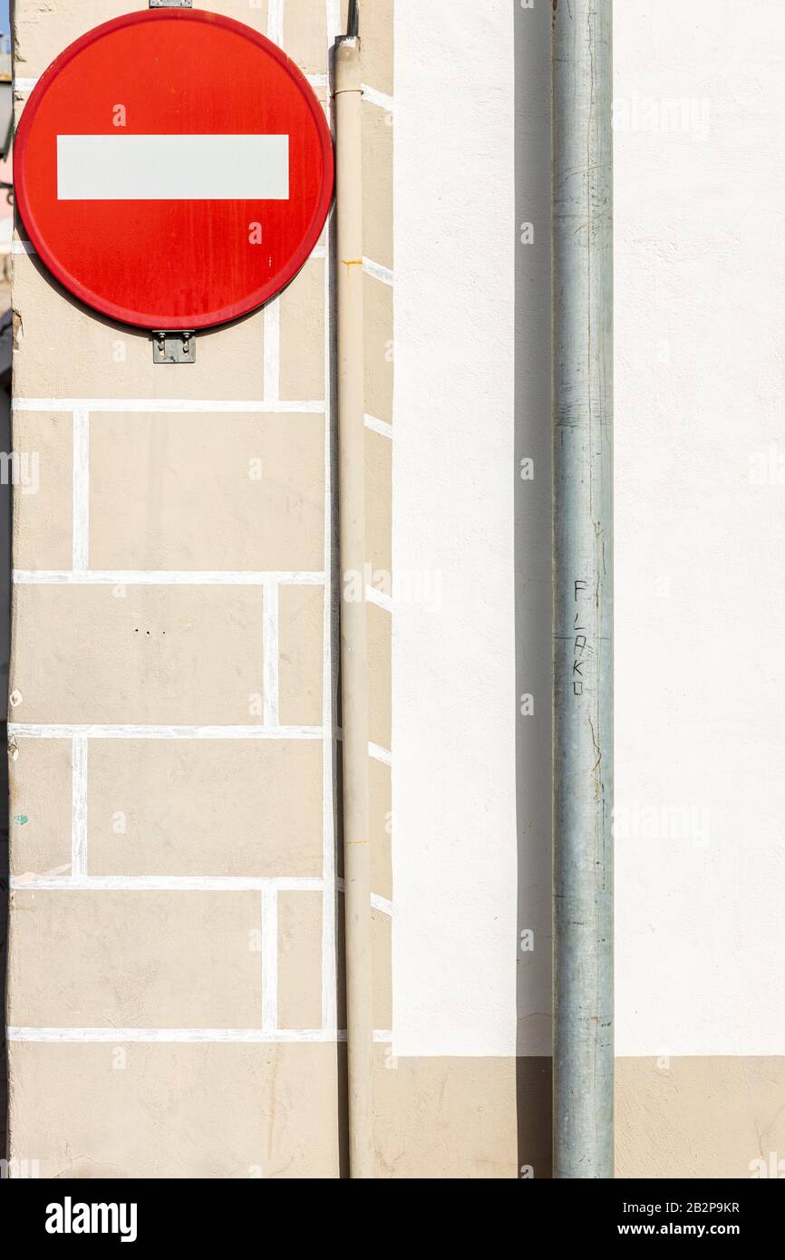 Red circular no entry sign hi-res stock photography and images - Alamy