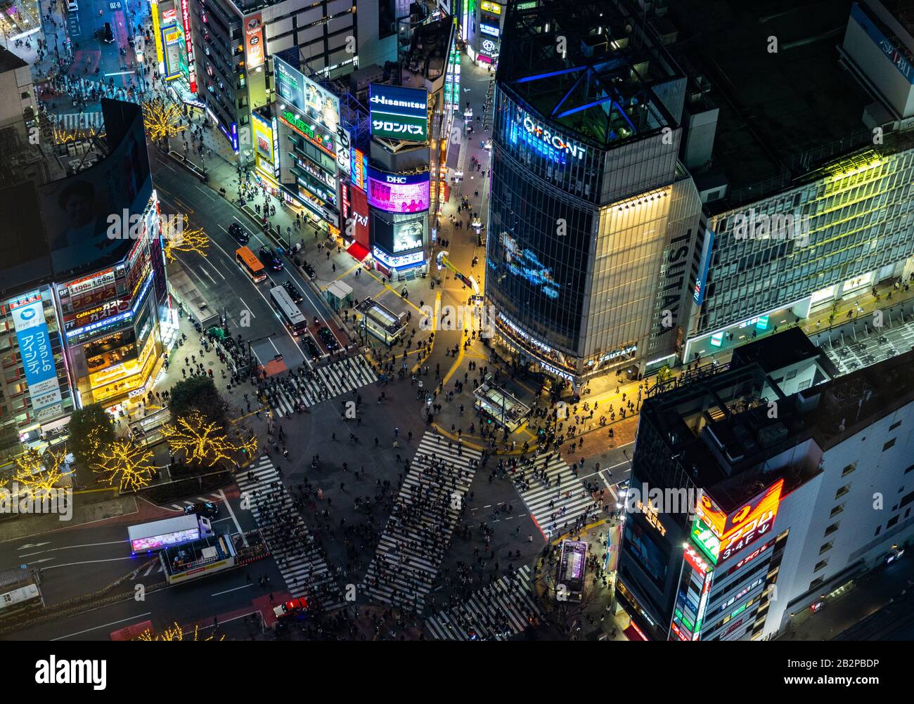 A picture of the Shibuya Crossing, as seen from above, at night Stock ...