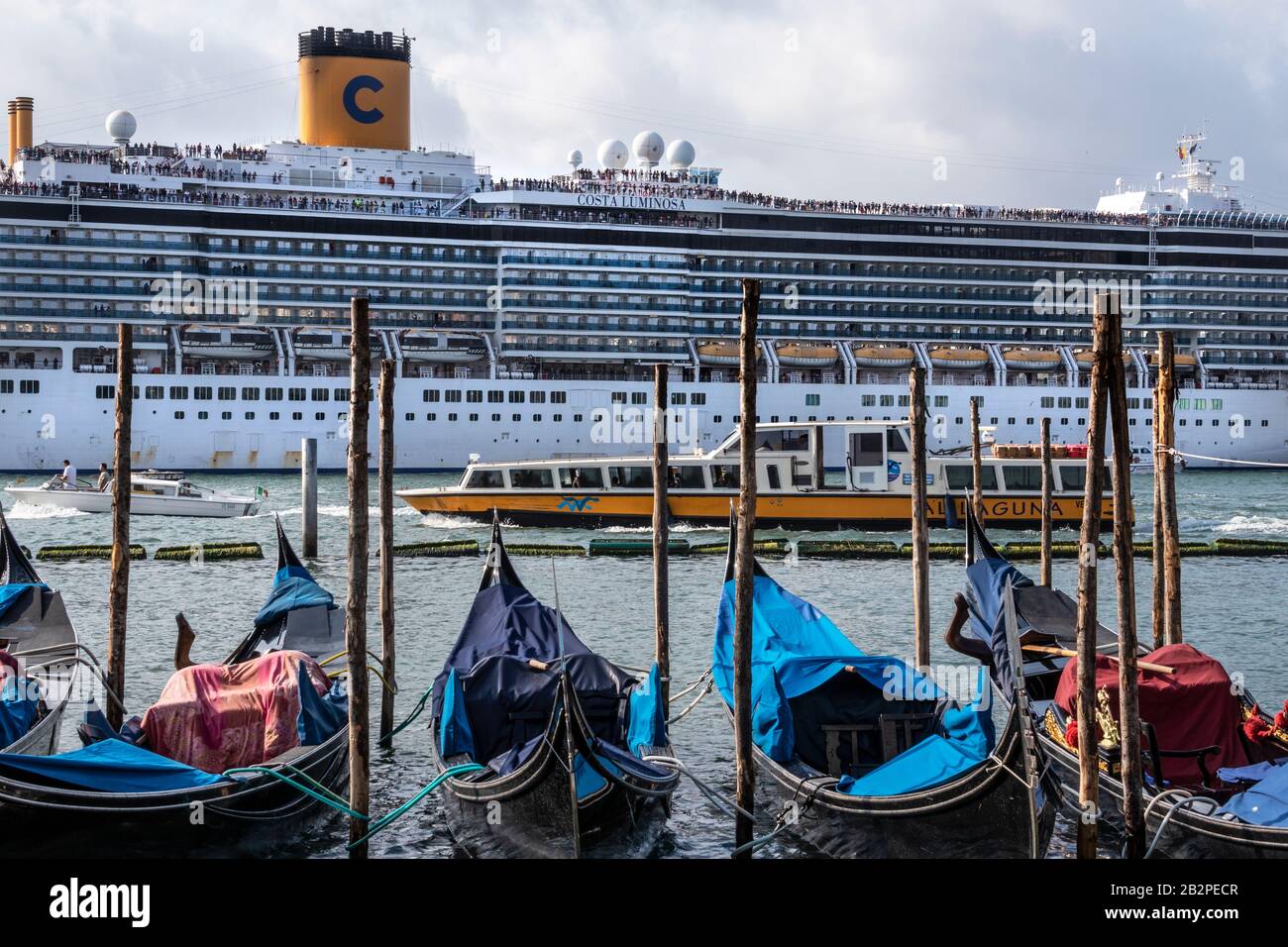 Gondolas and cruise ships hi-res stock photography and images - Alamy
