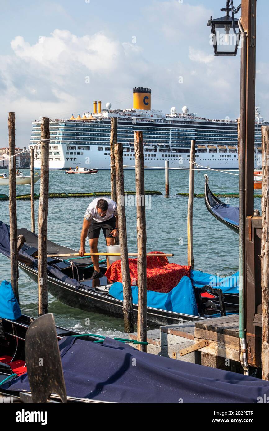 Overcrowded ship hi-res stock photography and images - Alamy