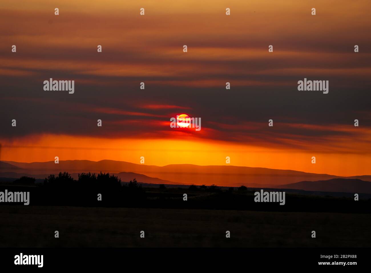Sunset between mountains hi-res stock photography and images - Alamy