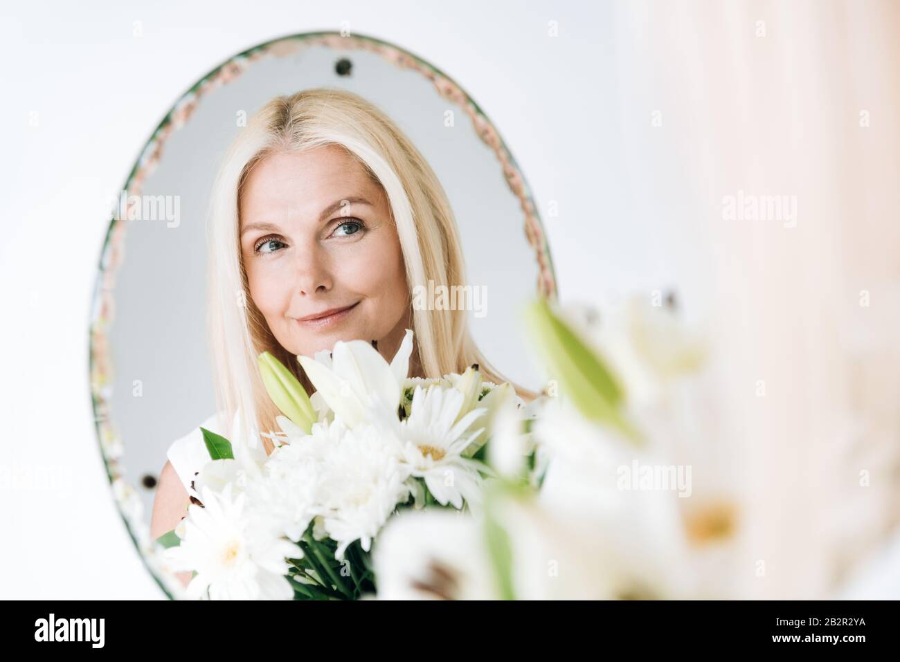 Looking through mirror hi-res stock photography and images - Alamy