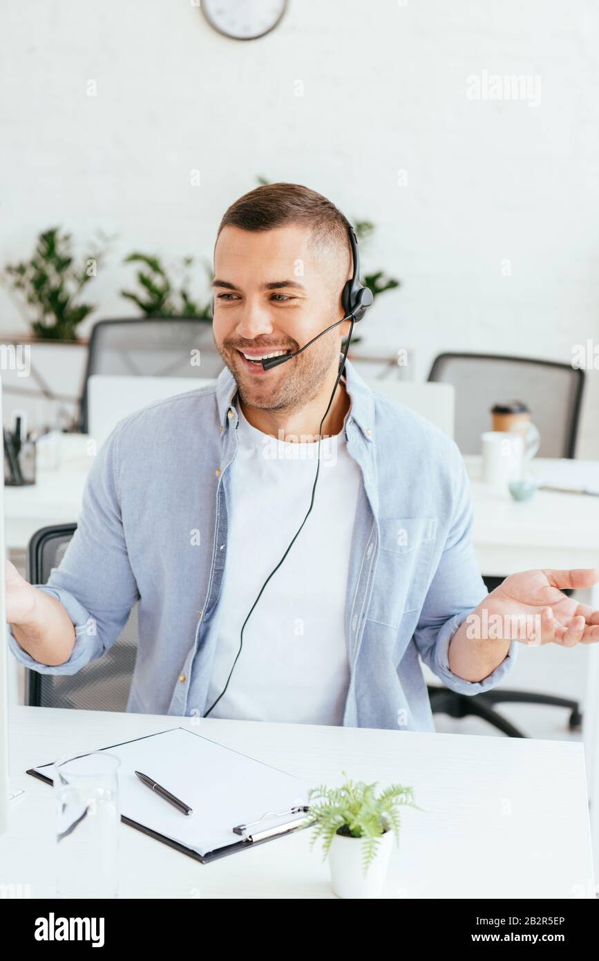 Shrug communication hi-res stock photography and images - Alamy
