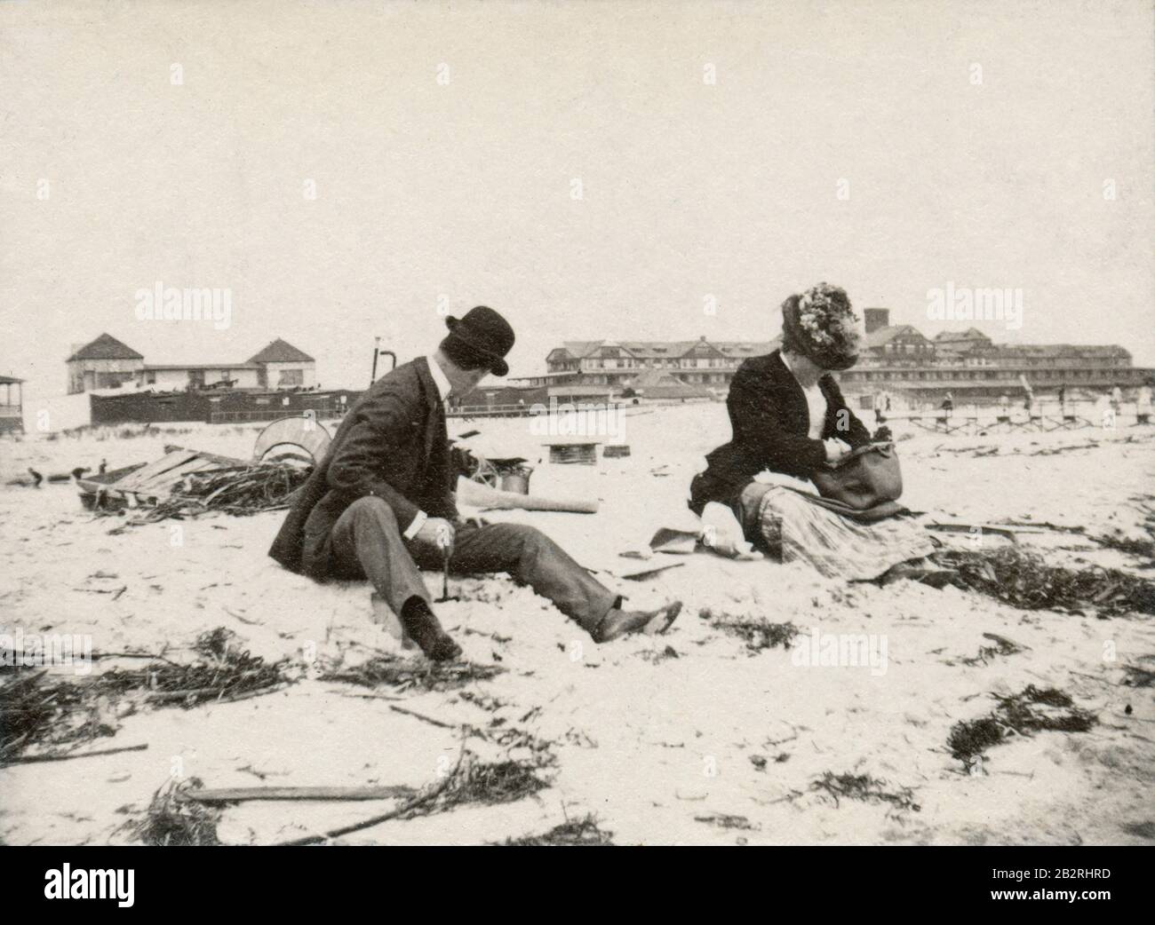 1800s couple ocean hi-res stock photography and images - Alamy