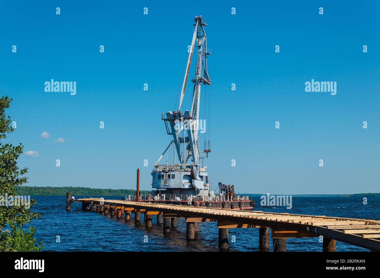 Floating platform with crane hi-res stock photography and images - Alamy