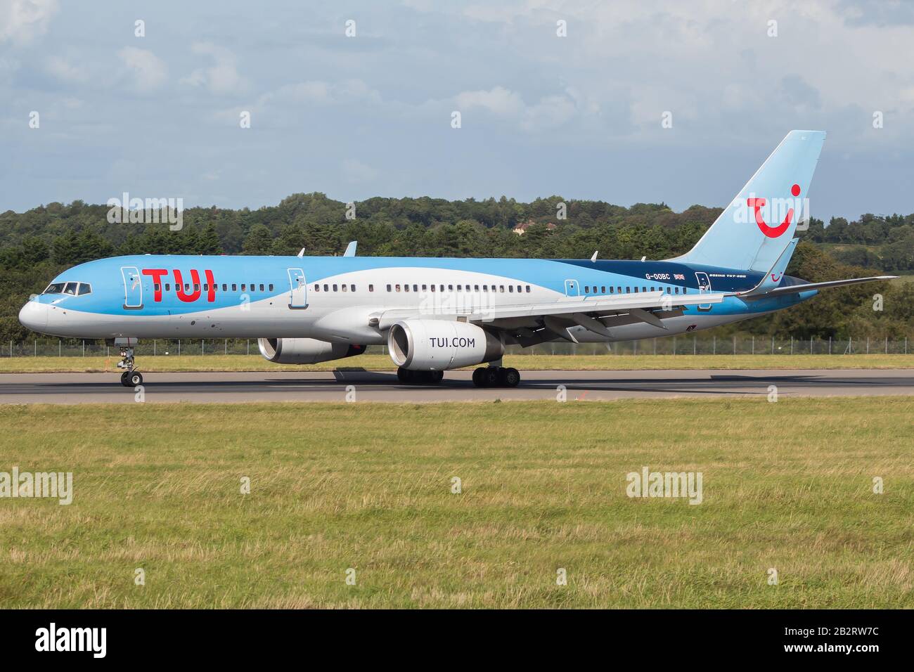 Tui Boeing 757-200 (G-OOBC) landing on runway 27 at Bristol ...