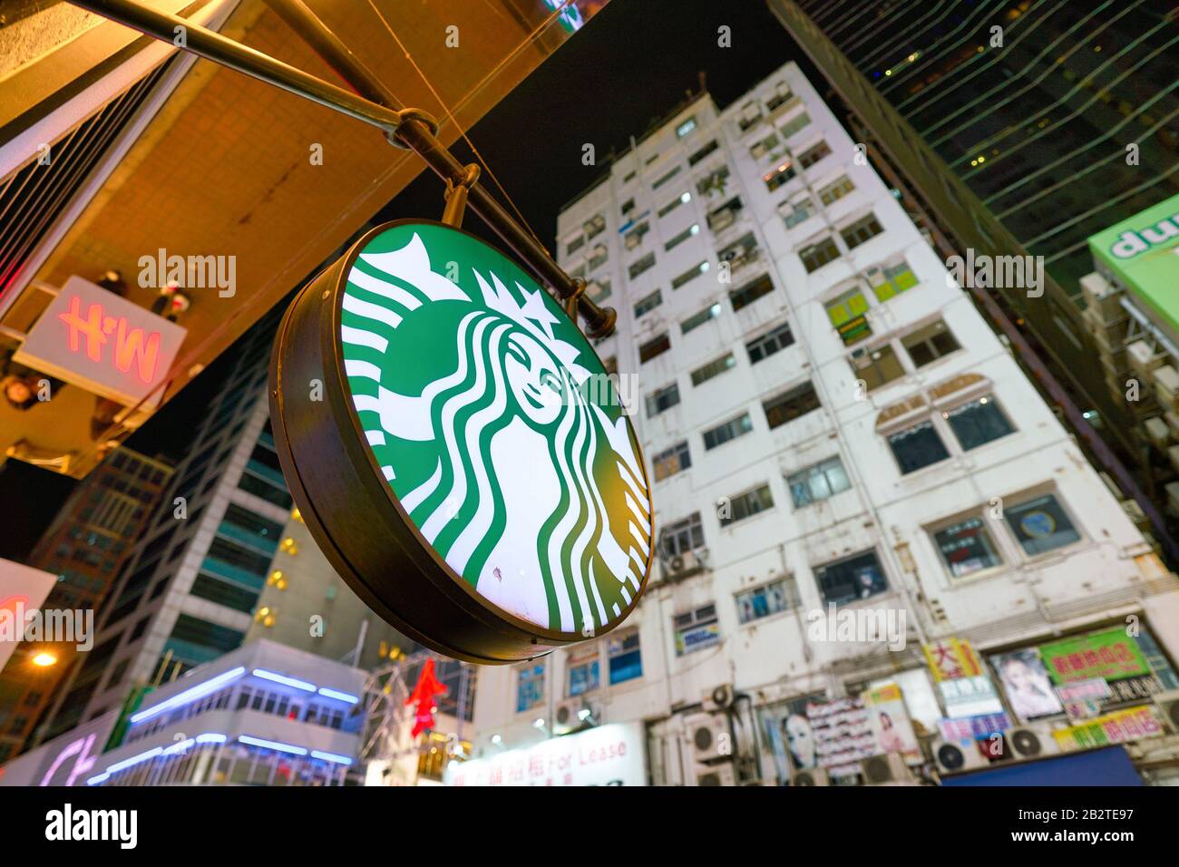 Starbucks outside night hi-res stock photography and images - Alamy