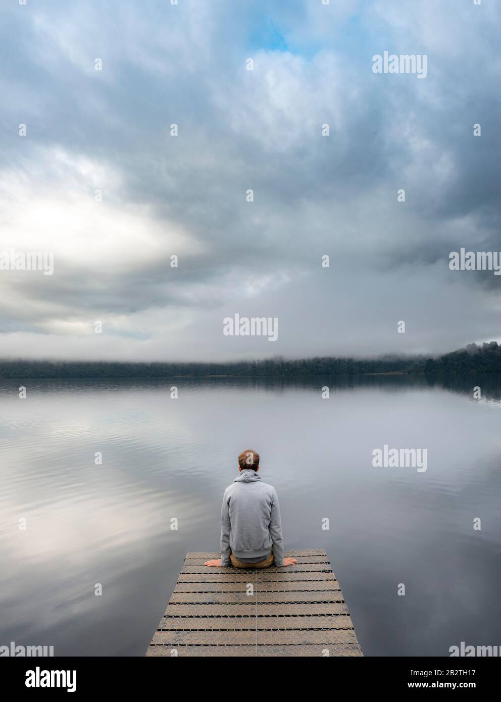 Looking at a lake hi-res stock photography and images - Alamy