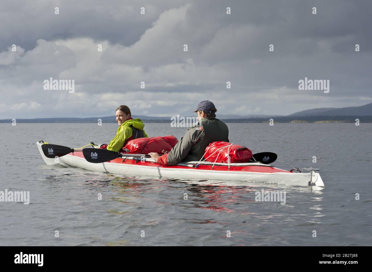 Paar im Paddelboot auf dem See Rogen, Naturreservat Rogen, Haerjedalen ...